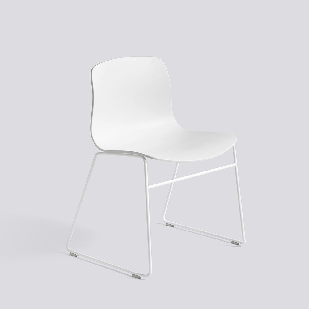 Silla AAC 08 de acero y polipropileno de Hay ideal para espacios modernos.