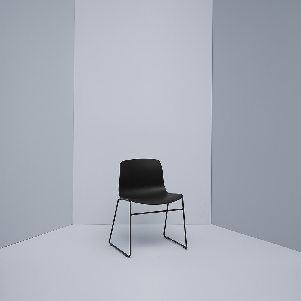 Silla AAC 08 de acero y polipropileno de Hay ideal para espacios modernos.