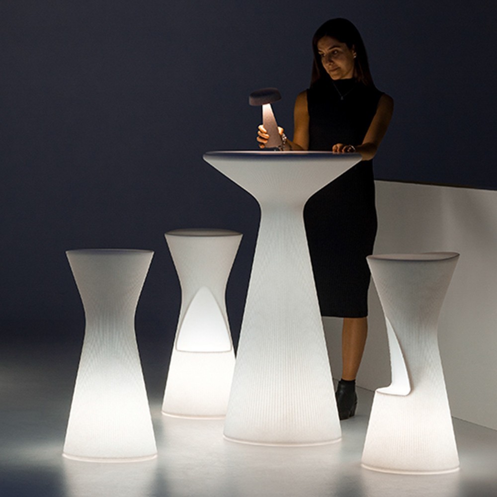 Taburete para exteriores Fade de Plust Collection. Mobiliario original.