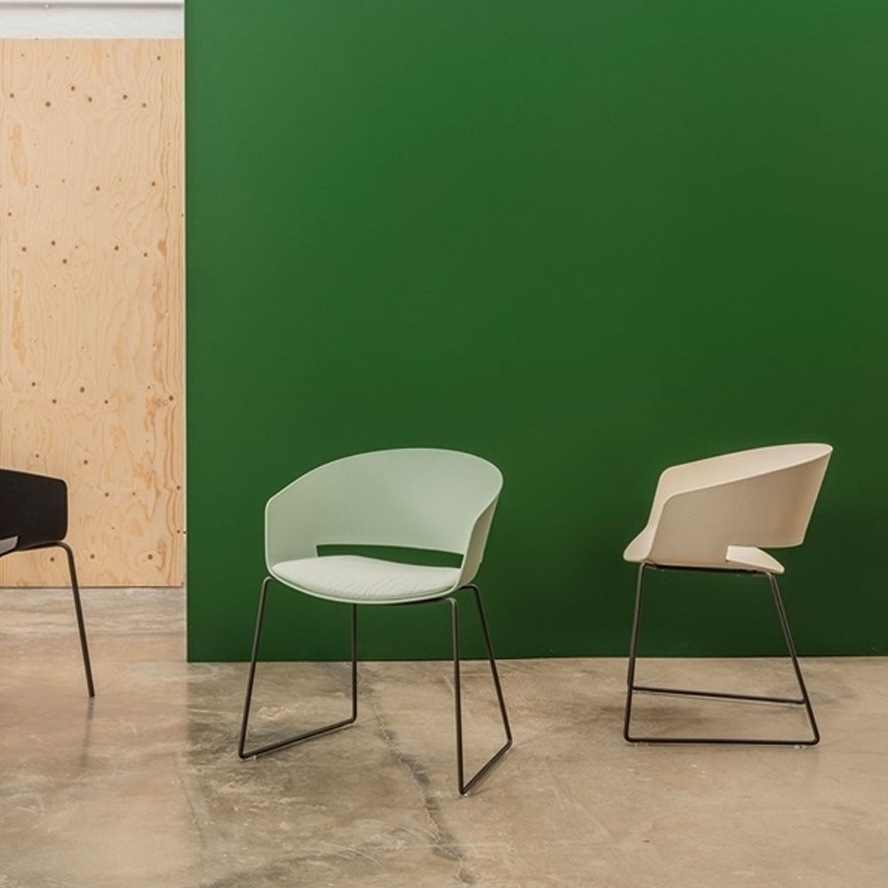 Sillón Ronda patín Andreu World. Diseño moderno ideal para exteriores.