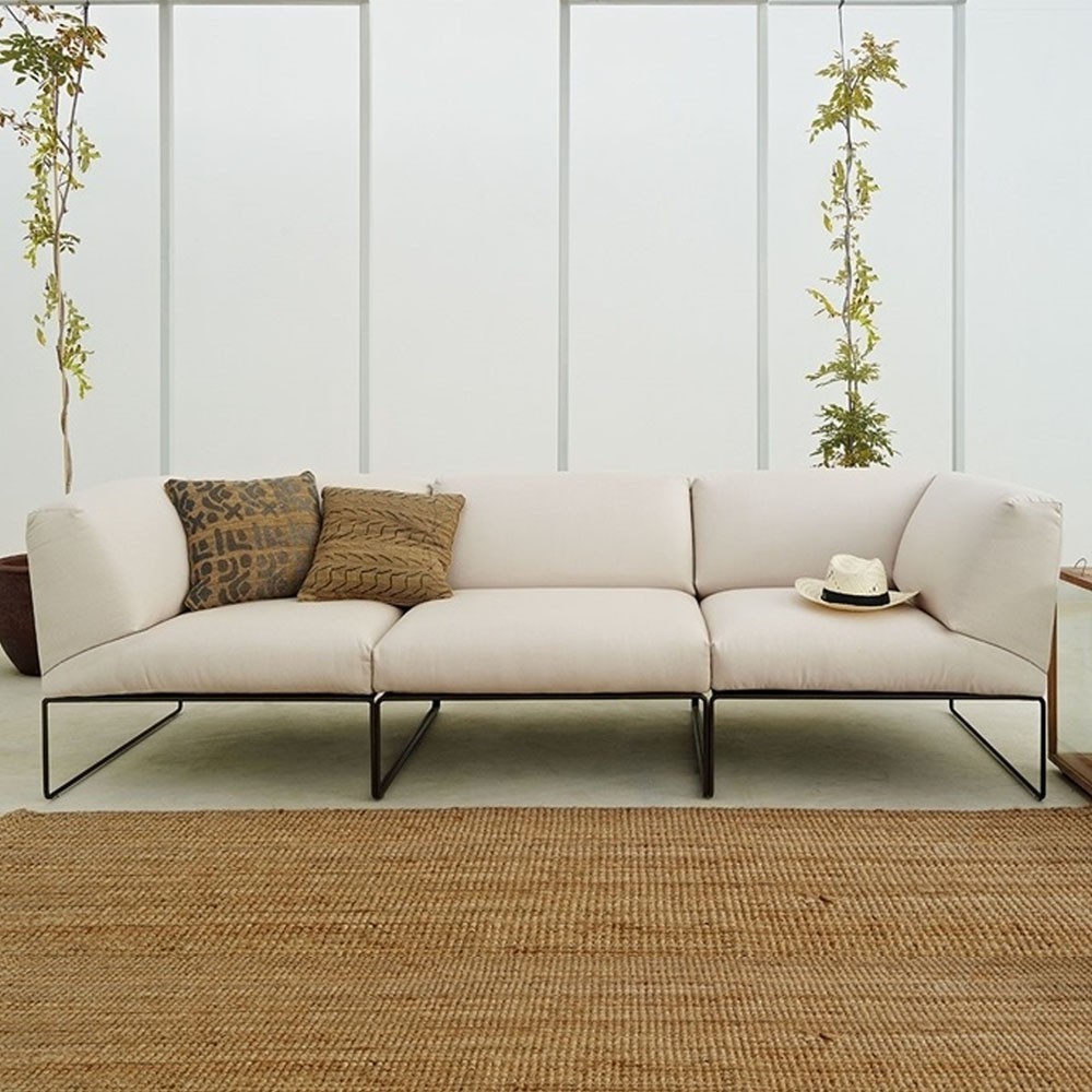 Sofá Siesta Andreu World. Mueble tapizado moderno ideal para exteriores.