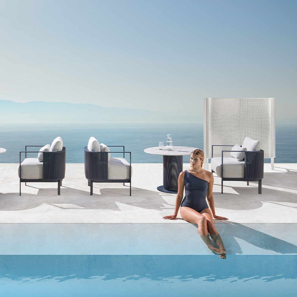 Mesa para butaca Solanas de Gandia Blasco. Mesas de diseño para terrazas.