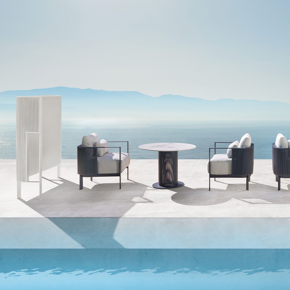 Mesa para butaca Solanas de Gandia Blasco. Mesas de diseño para terrazas.