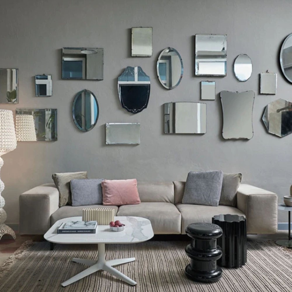 Sofá Largo de dos plazas revestido en tejido. Mueble de diseño ideal salón.