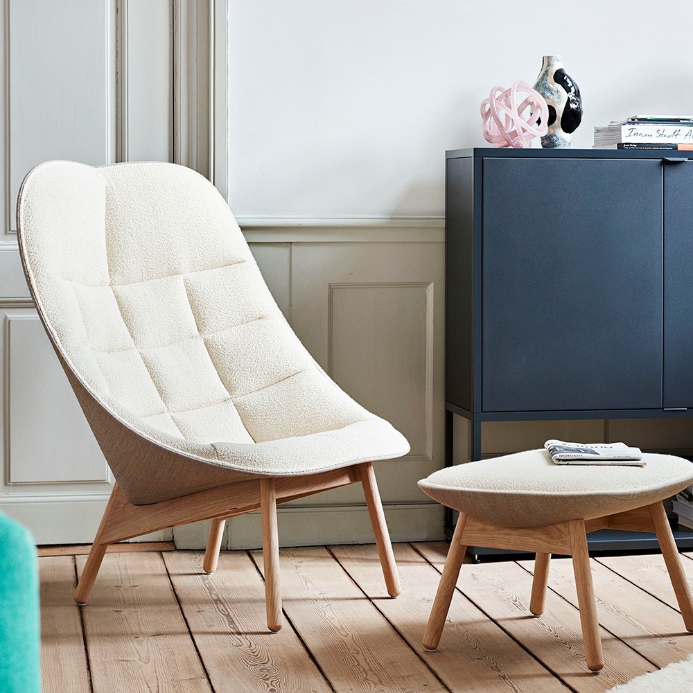 Reposapiés Uchiwa de madera y polipropileno tapizado de Hay para salón.