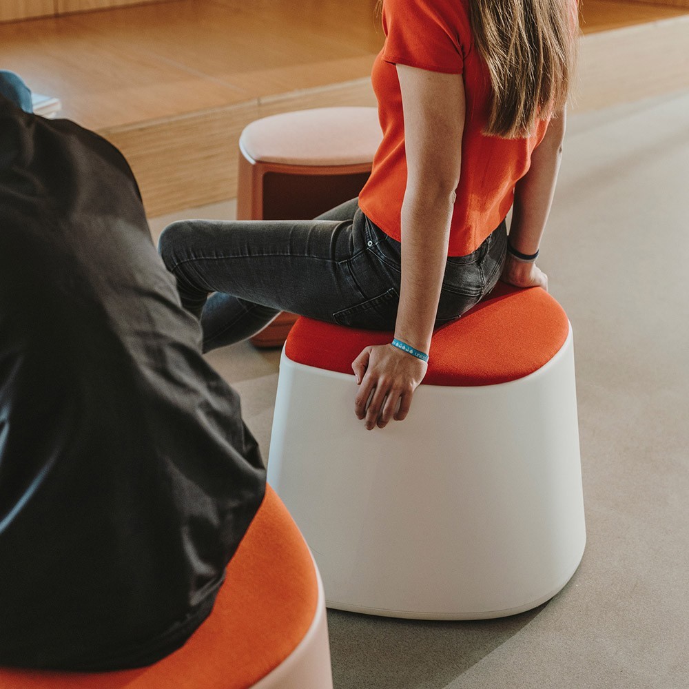 Taburete Cila Go Arper. Diseño moderno tapizado idal para interiores.