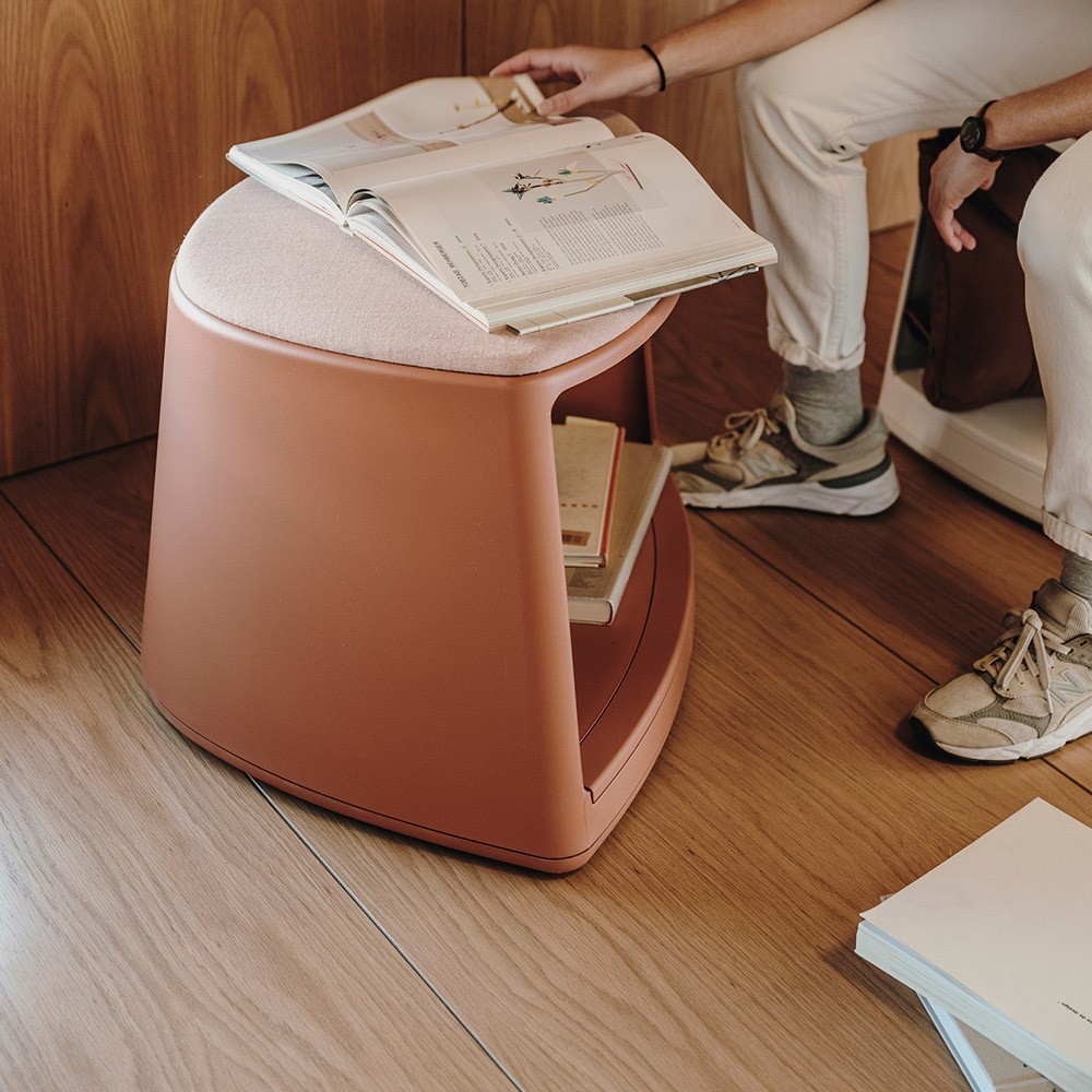 Taburete Cila Go Arper. Diseño moderno tapizado idal para interiores.
