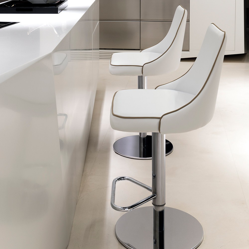 Taburetes elevables en Muebles Lluesma. Taburetes de altura regulables.