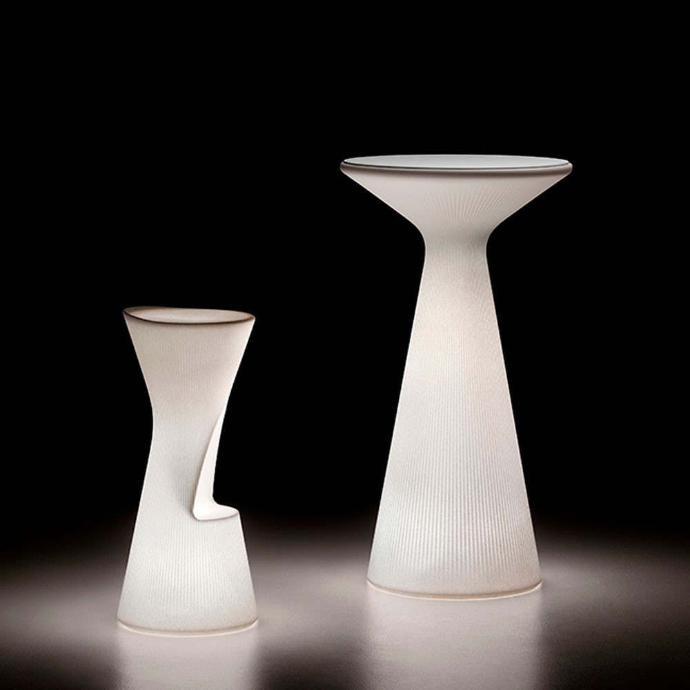 Taburete para exteriores Fade de Plust Collection. Mobiliario original.