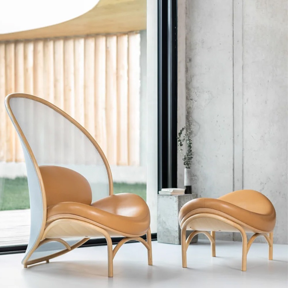 Sillón Lounge Chips tapizado de Ton. Sillones para comedor, interiores.