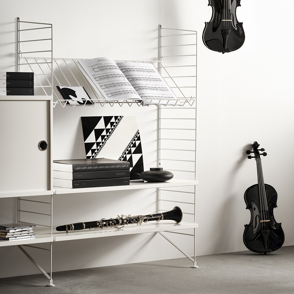 Estante para revistas metálico de String Furniture. Diseño moderno para interior.