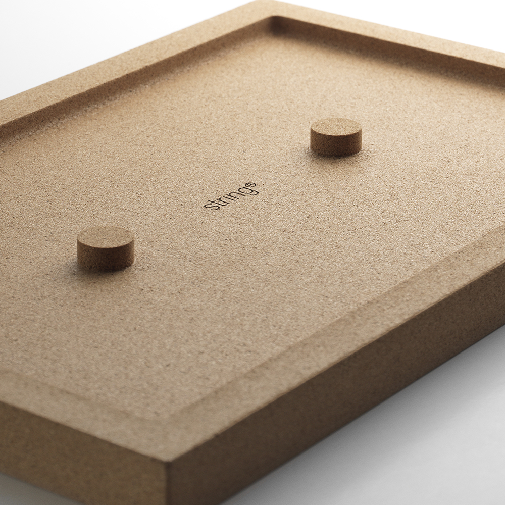 Base de corcho de String Furniture. Diseño moderno para interior.