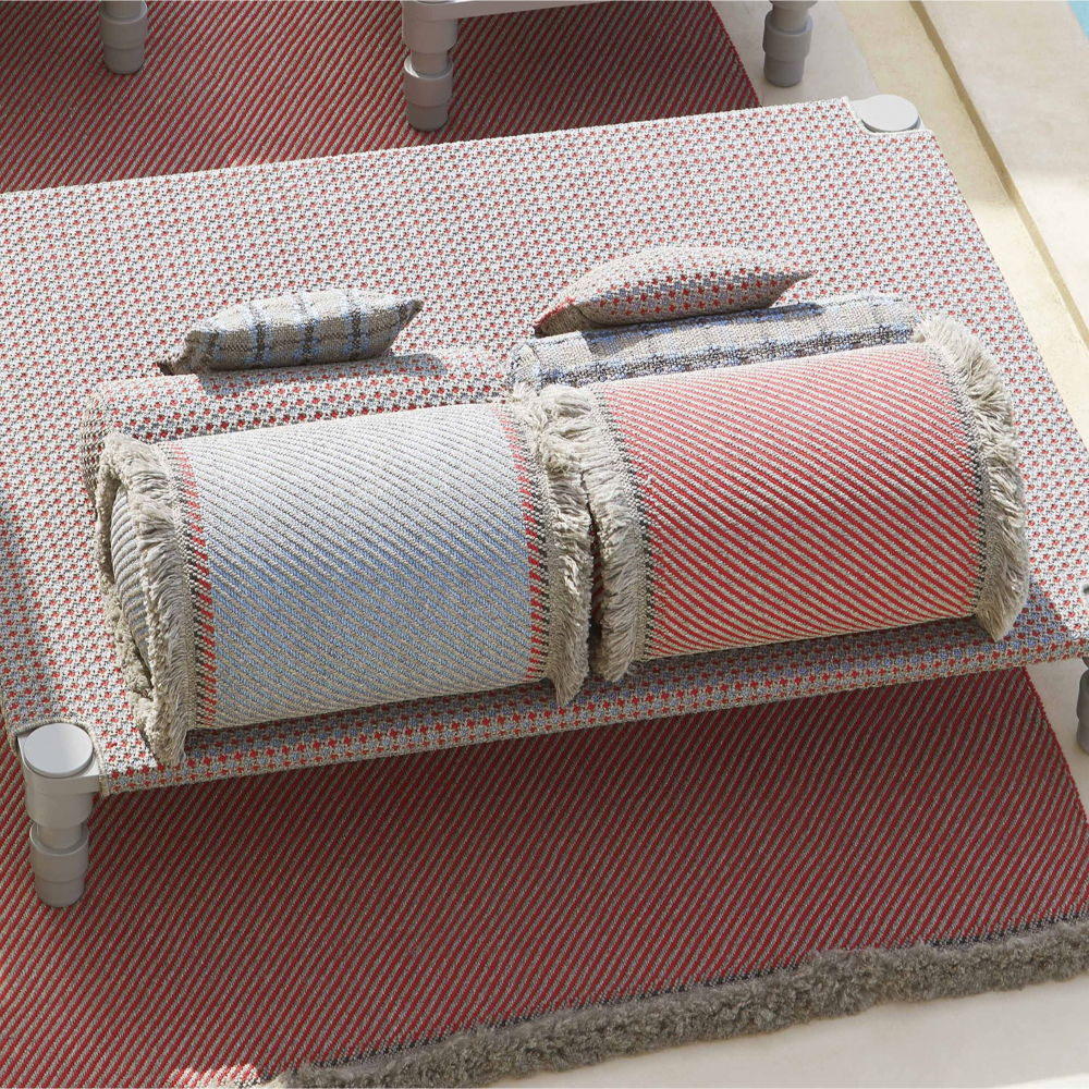 Rulo Big Garden Layers Diagonal almond-red de GAN. Cojines de diseño ...
