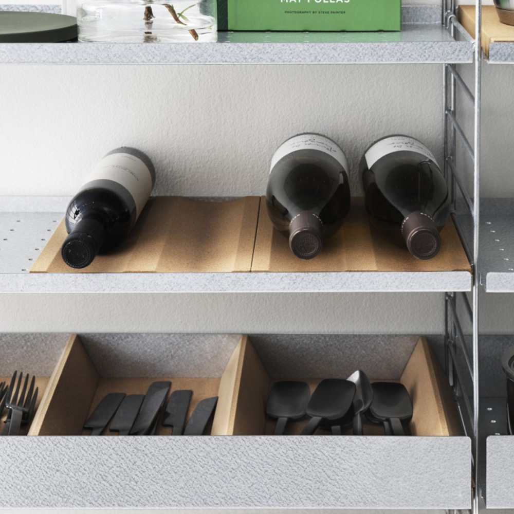 Base de corcho de String Furniture. Diseño moderno para interior.
